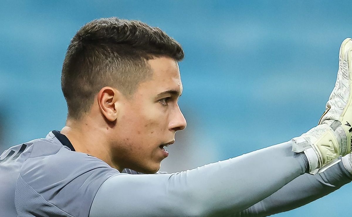 Brenno fecha acordo com time brasileiro por três anos e está de saída ...