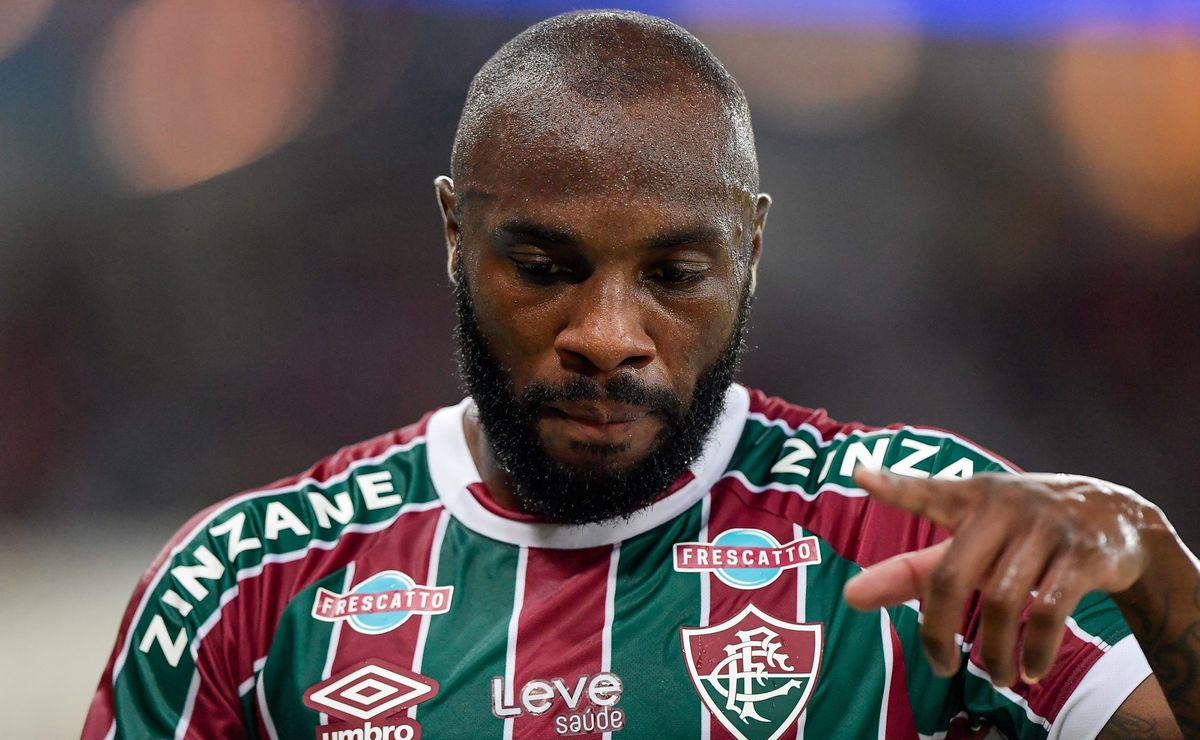 Manoel celebra renovação com o Fluminense e emociona torcedores com ...