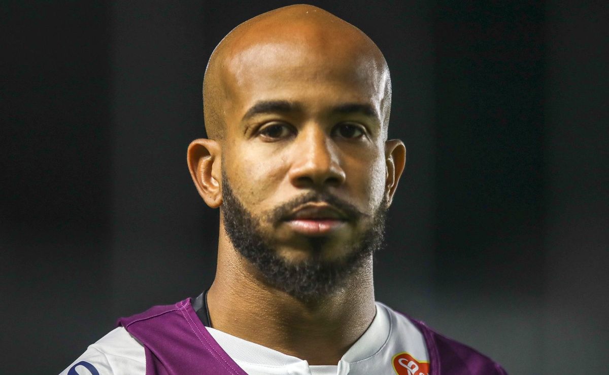 Patrick é flagrado durante treino do Santos e forma física gera ...