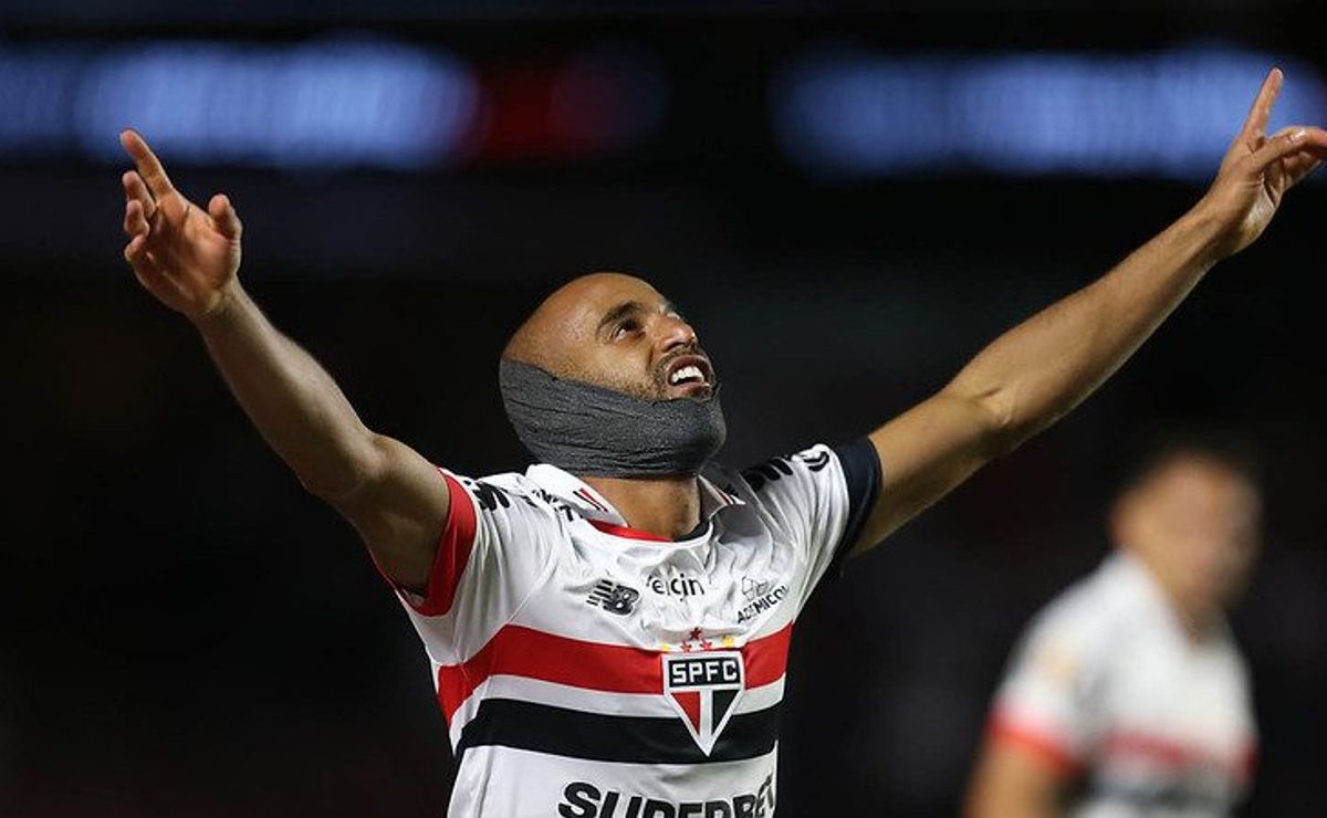 Lucas Moura comemora gols e exalta elenco do São Paulo