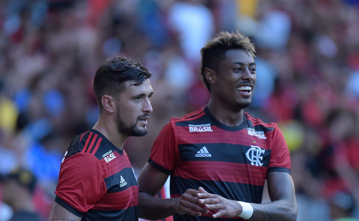 Bruno Henrique e Arrascaeta recebem homenagem por recorde de títulos