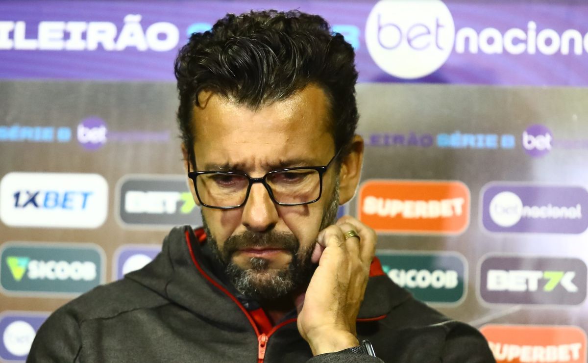 Alberto Valentim admite em que quase levou Valdivia para o Botafogo