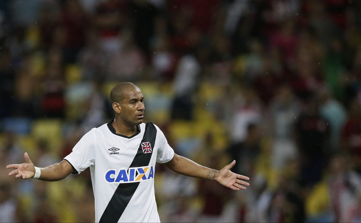 Rodrigo, ex-Vasco, comenta sobre confrontos contra o Flamengo