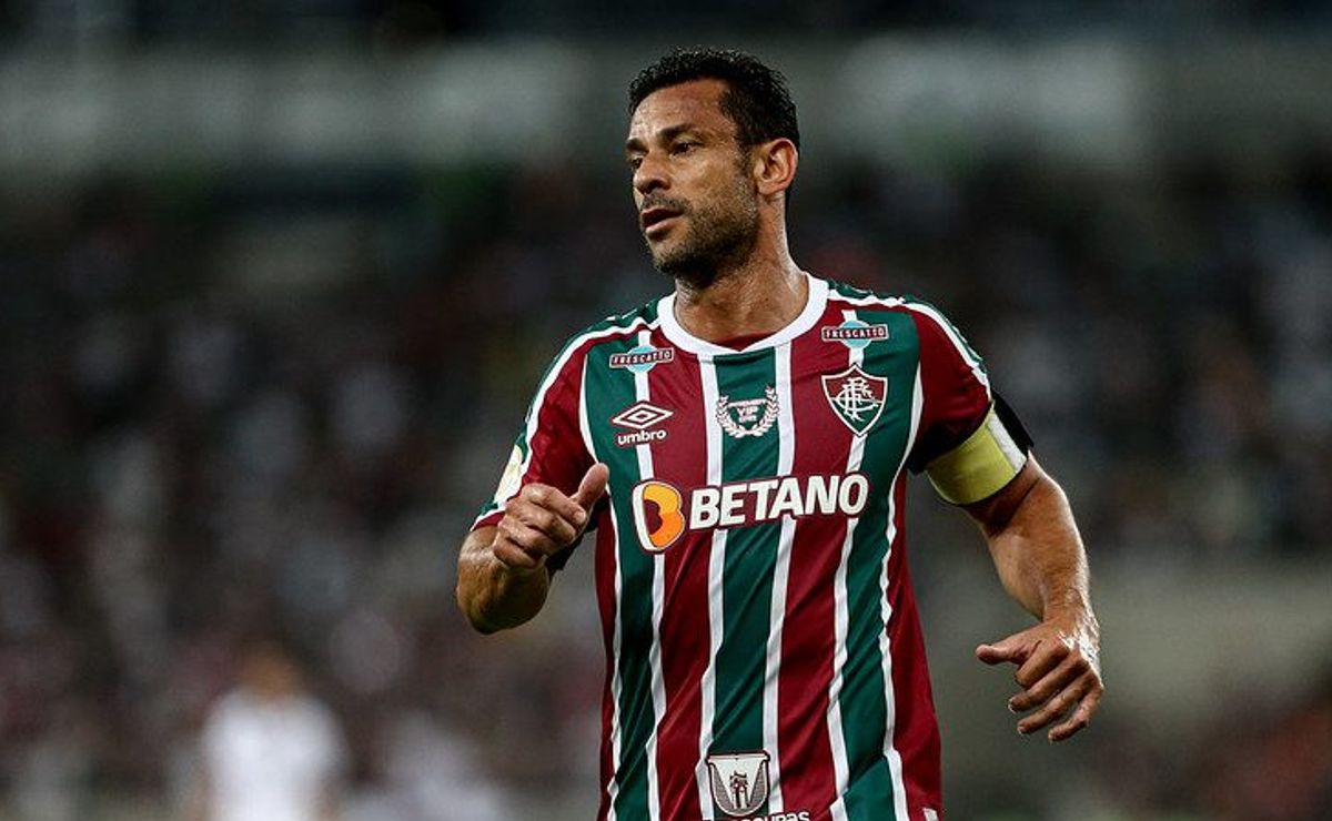 Everaldo veste a 9 no Fluminense e assume legado de Fred