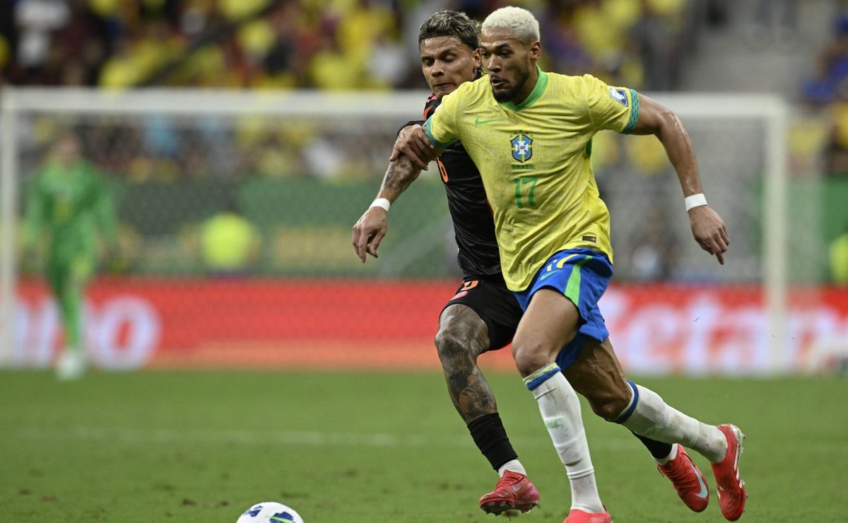 Joelinton no banco contra a Argentina tem pedido imediato da torcida