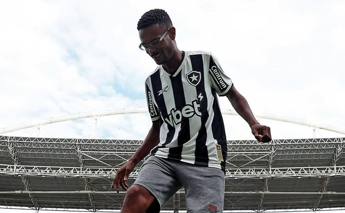 Igor Melo ganha presente de Alex Telles e se emociona