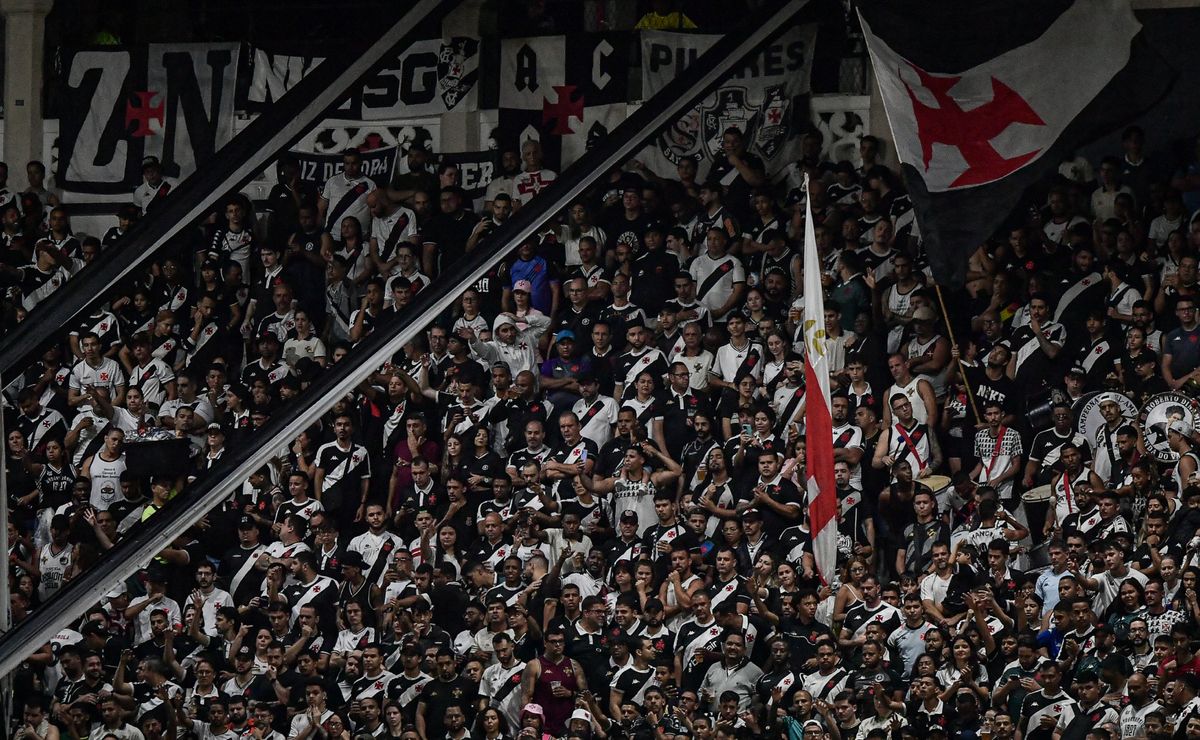 Torcida do Vasco compra todos ingressos na estreia do Brasileirão