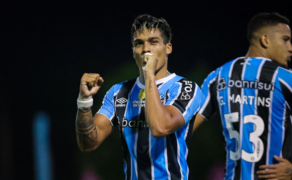 Torcida do Grêmio aprova atuação de Arezo e sonha com dupla com Braithwaite