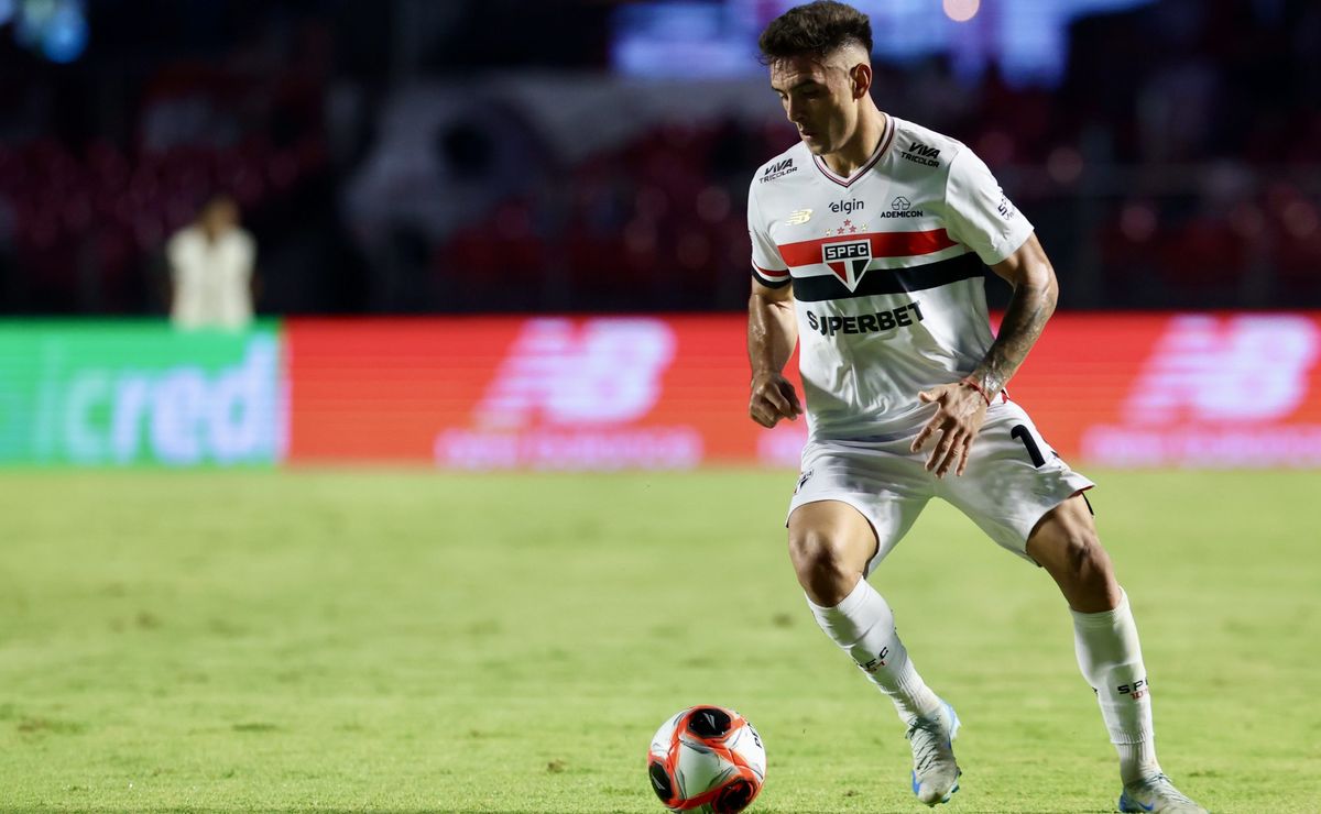 Enzo Díaz volta ao time titular do São Paulo contra o Santos