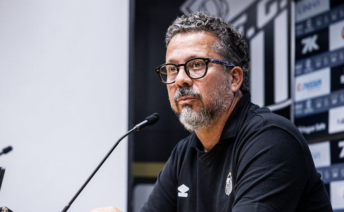 Santos aposta em mais um auxiliar e Cleber Xavier assume