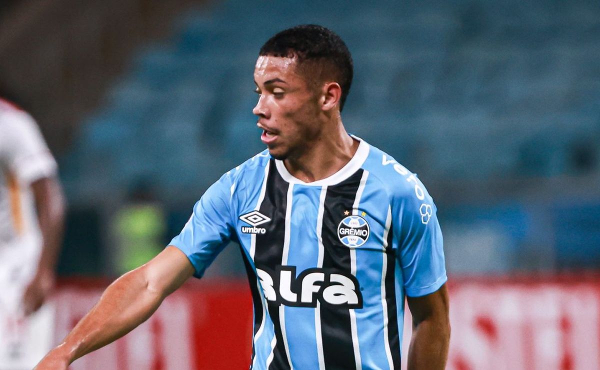 Torcida do Grêmio elogia Alysson em jogo contra o Santos