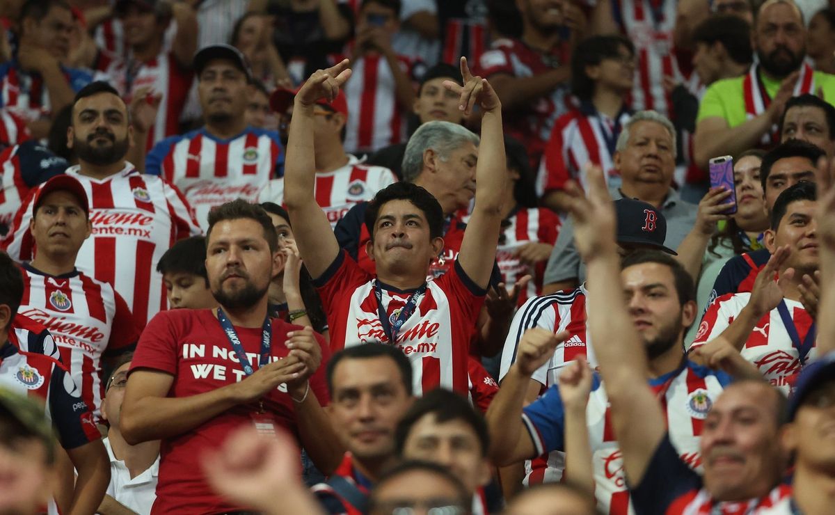 Video: Así festejó la afición de Chivas el boleto directo a Liguilla a ...