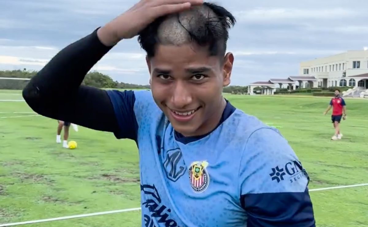 Chivas: Nene Beltrán y Alan Mozo, barberos en novatada - Rebaño Pasión