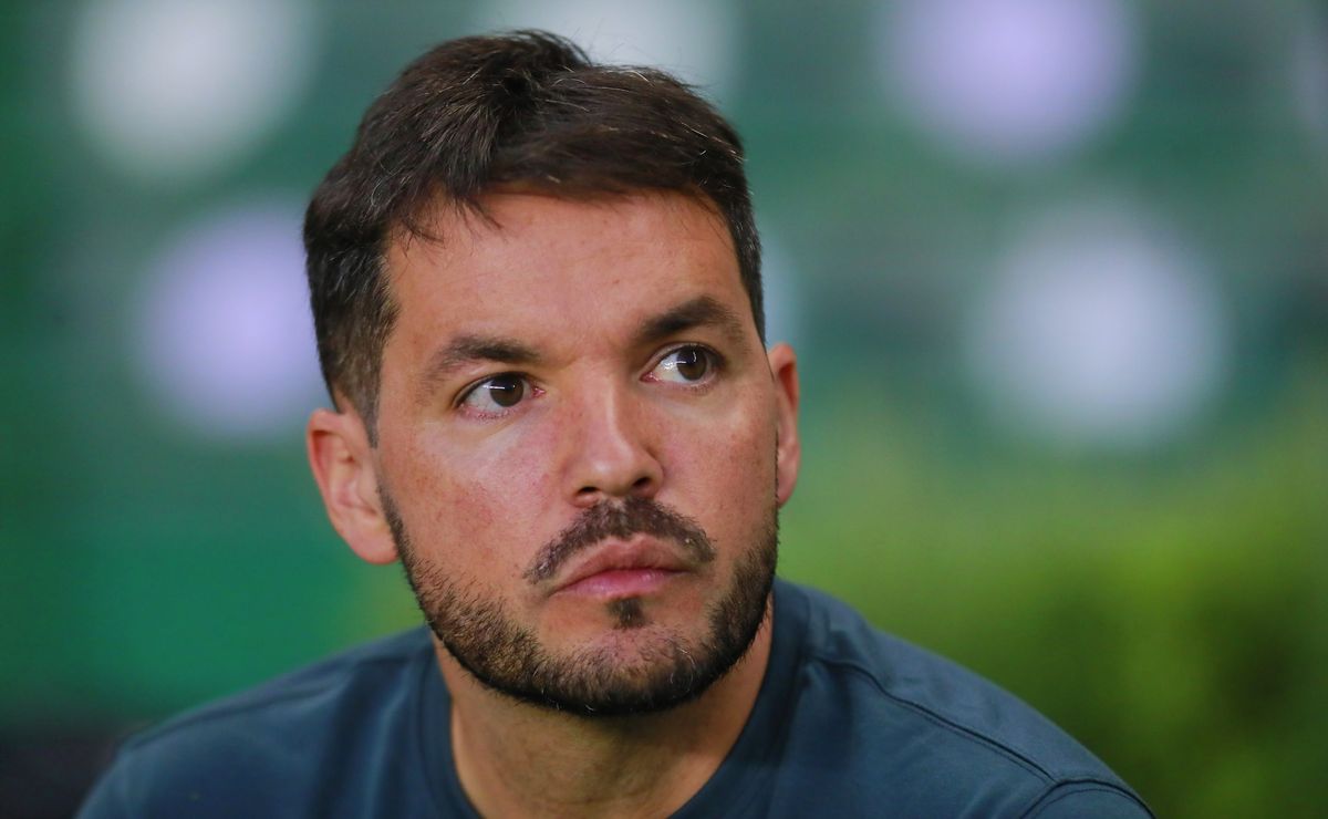 Nicolás Larcamón ya entregó plan de trabajo en Chivas - Rebaño Pasión