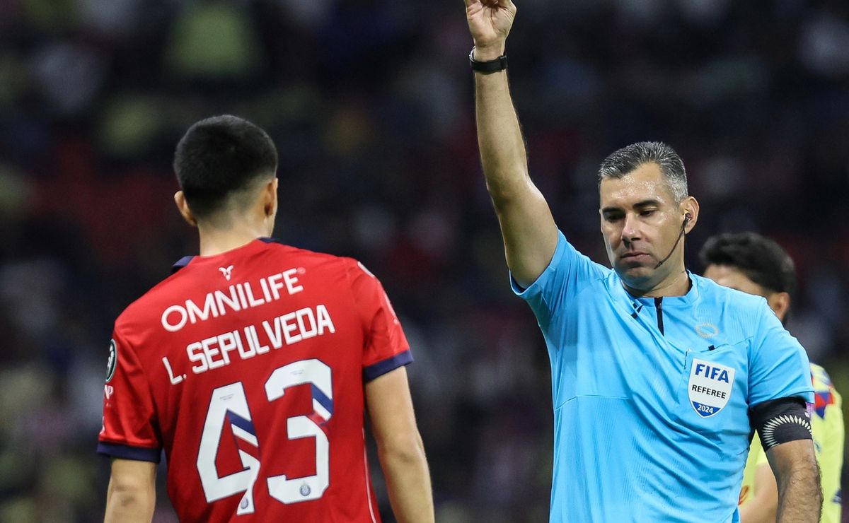 Pocos minutos y dos expulsiones: Leo Sepúlveda no se afianza en Chivas