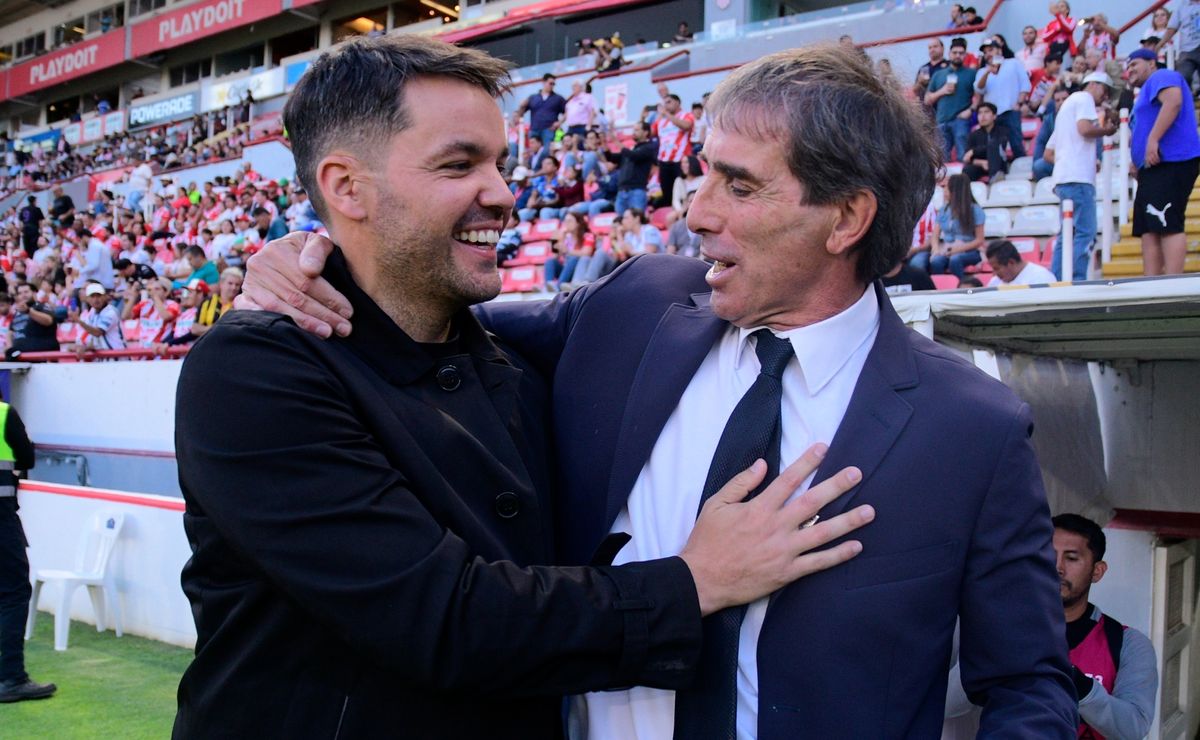 Afición de Chivas quiere a Guillermo Almada como nuevo DT