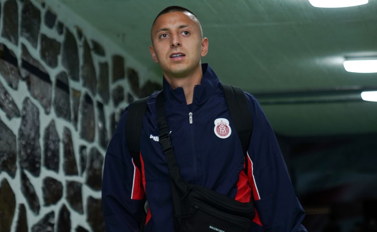 Piojo Alvarado presumió a Chivas durante sus vacaciones en Japón