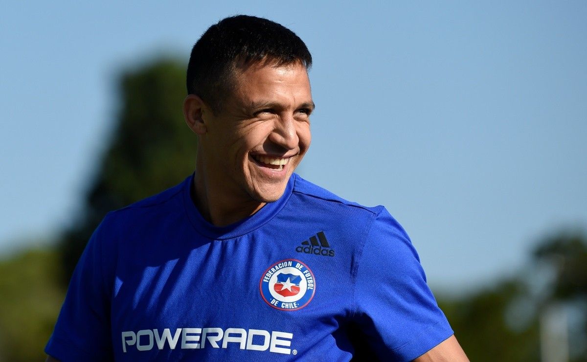 Un sonriente Alexis Sánchez llegó con toda la buena onda para contagiar ...