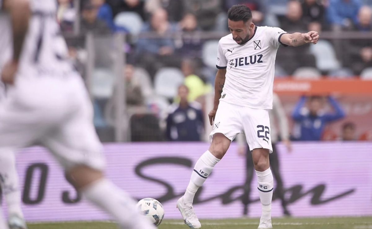 Mauricio Isla entrena diferenciado en Independiente para llegar al ...