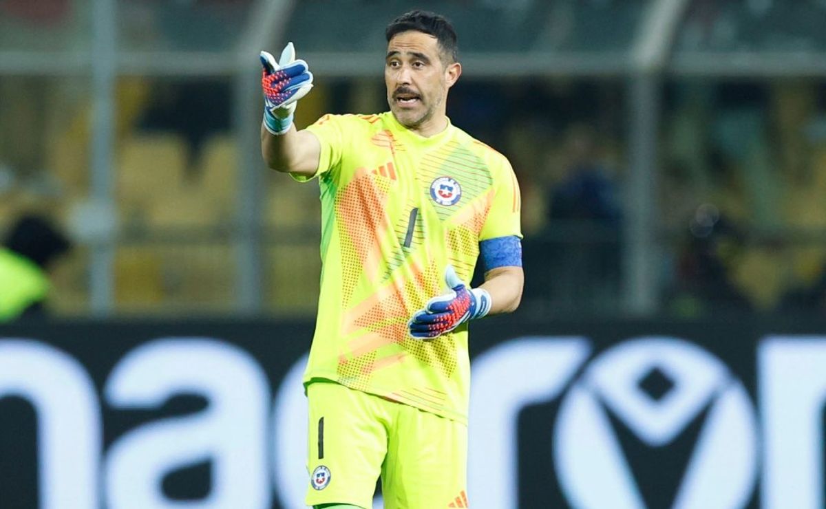 Claudio Bravo arriba a Chile para sumarse a La Roja y alza la voz sobre ...