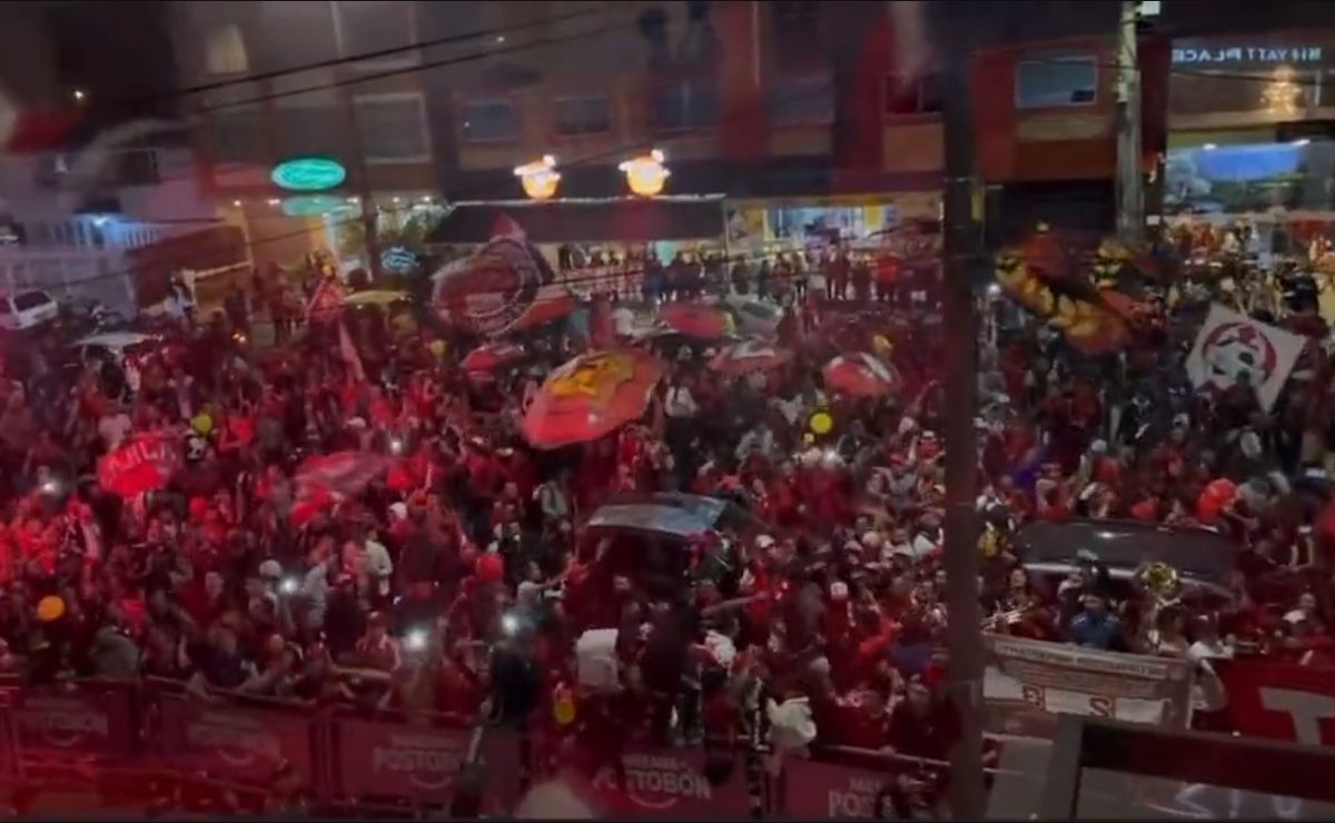 Impresionante banderazo de la hinchada del América de Cali en Bogotá ...