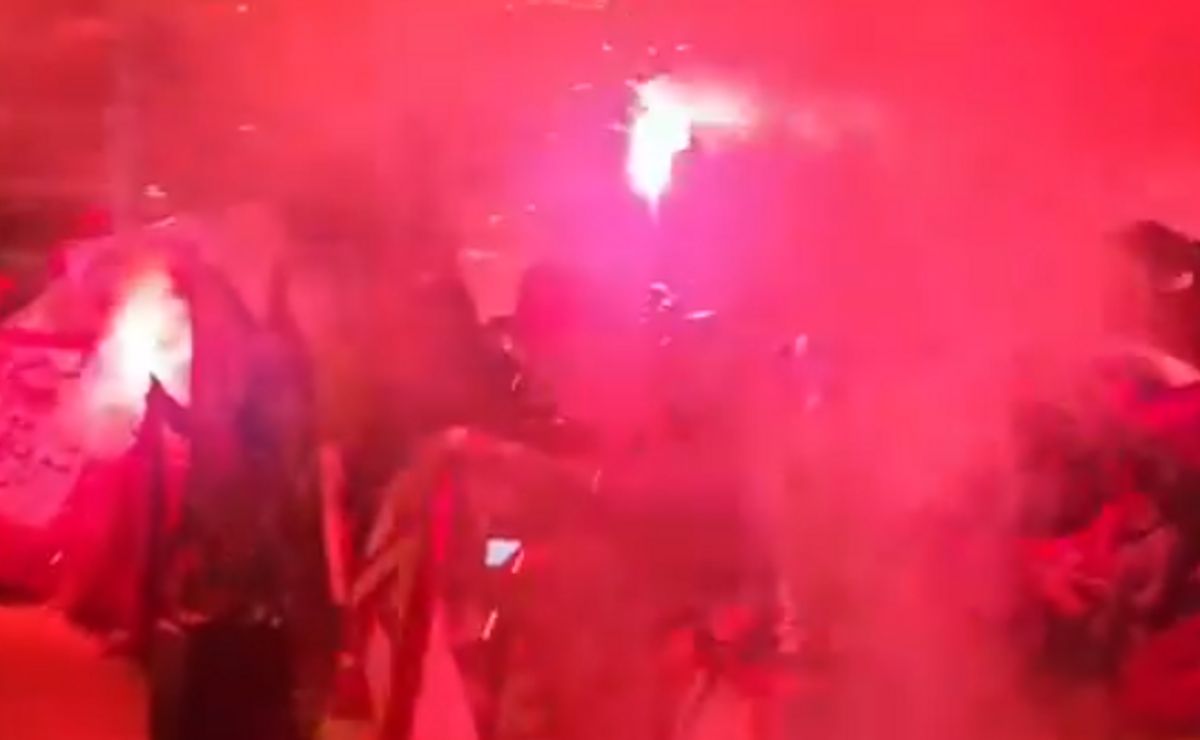 Impresionante banderazo de la hinchada de América de Cali en Uruguay ...