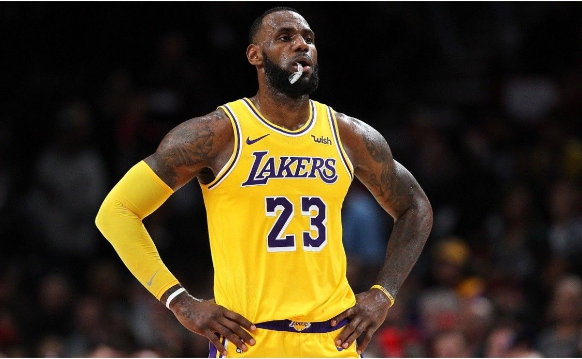 Angry LeBron James blasts fans for storming the field in Notre Dame vs ...