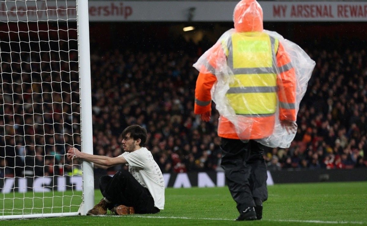 Premier League: Pitch invader handcuffs himself to goal post during ...