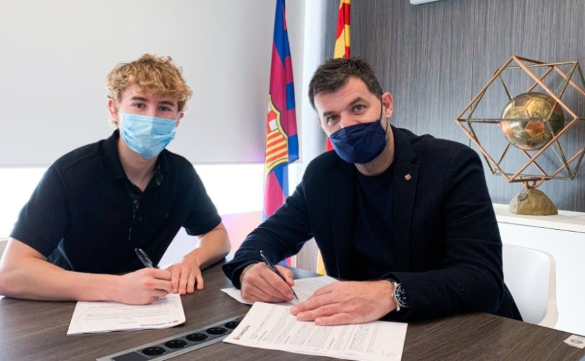USYNT player Adrian Simon Gill signs three-year Barcelona contract ...