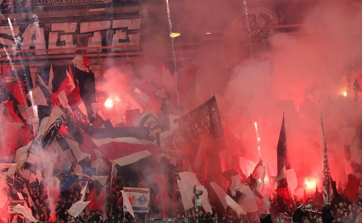 Video: Frankfurt ultras clash with Napoli fans and police ahead of ...