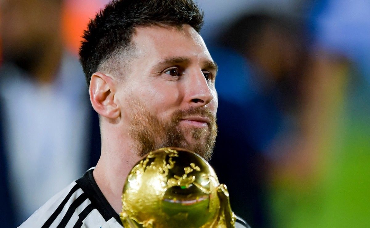 Lionel Messi honored with a life-size statue from Conmebol [Video ...