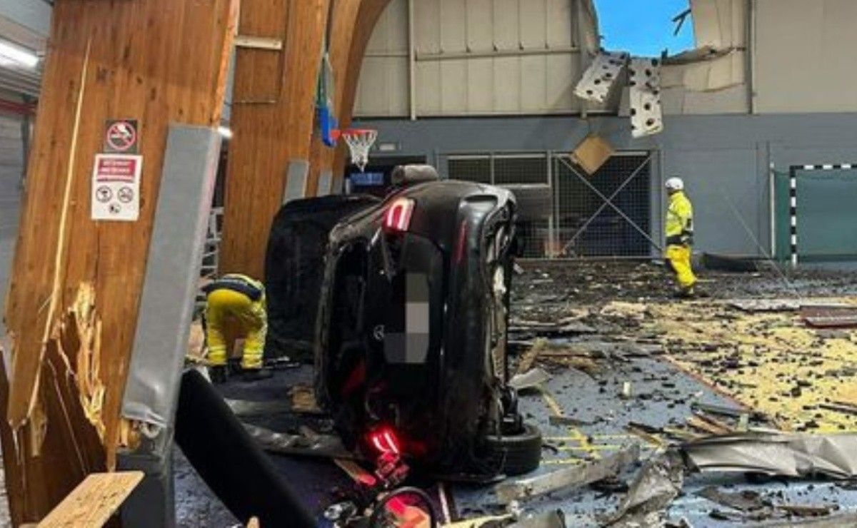 Video: Sofian Kiyine’s unreal car crash into a sports hall - Bolavip US