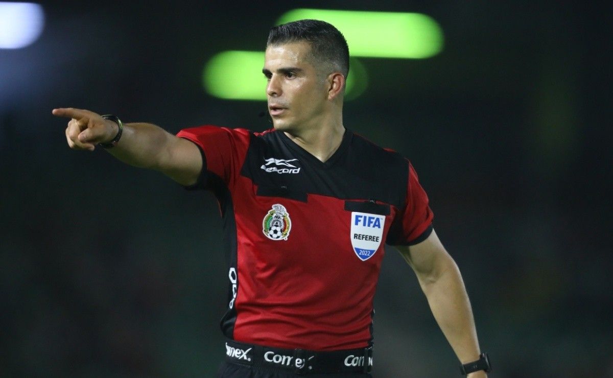 Referee hits a player with his knee intentionally during a game in Liga ...