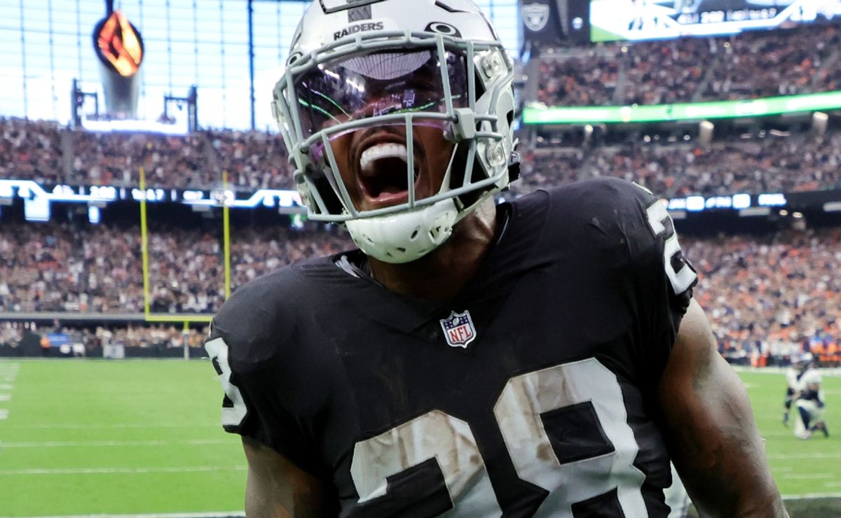Josh Jacobs posts cryptic message amid contract talks with the Raiders ...