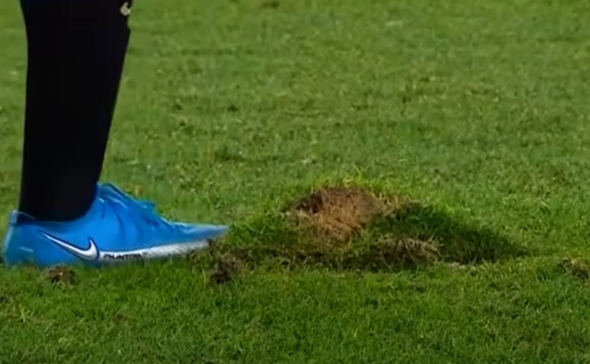 Video: Teams forced to change goals during penalty kick shootout in ...