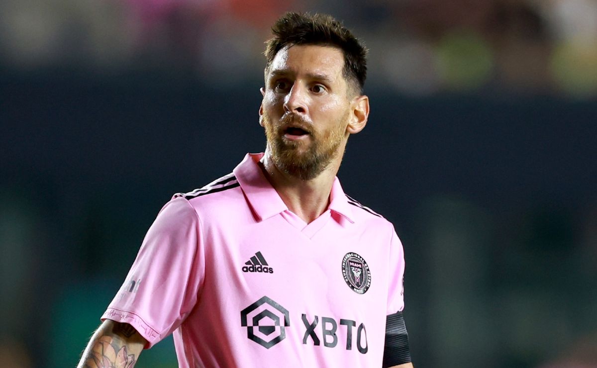 Video: Messi's foul that cost him first yellow card at Inter Miami ...