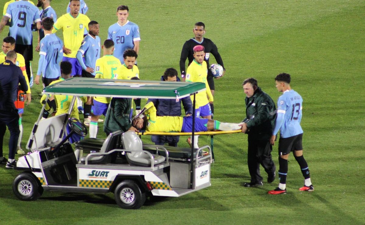 Video: Neymar leaves the field in tears with apparent knee injury ...