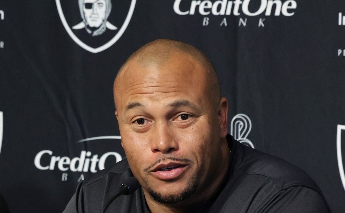 Antonio Pierce profile: Age, wife, Super Bowl ring and coaching ...