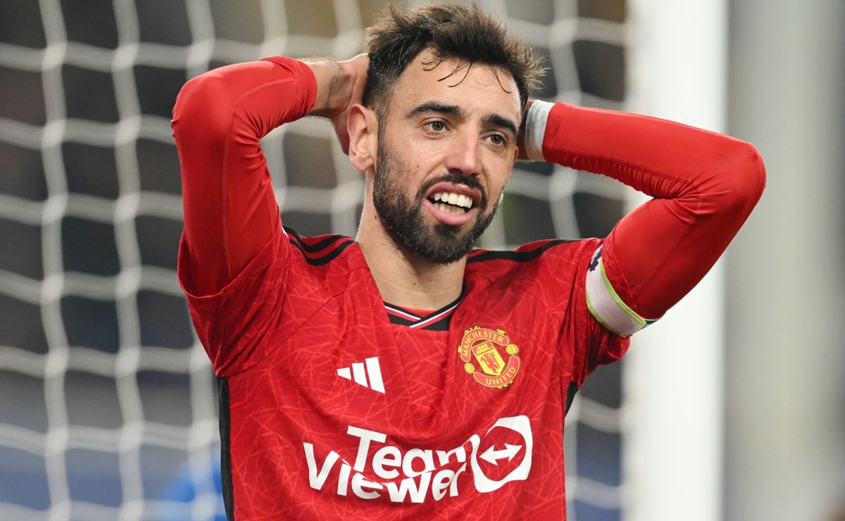 Video: Bruno Fernandes receives huge backlash after missing penalty kick for Manchester United ...