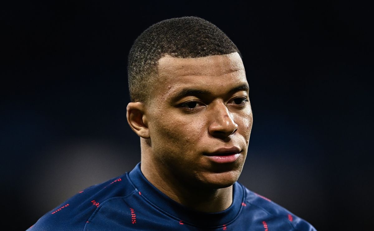 Video: PSG fans give bittersweet goodbye to Kylian Mbappe with tifo and ...