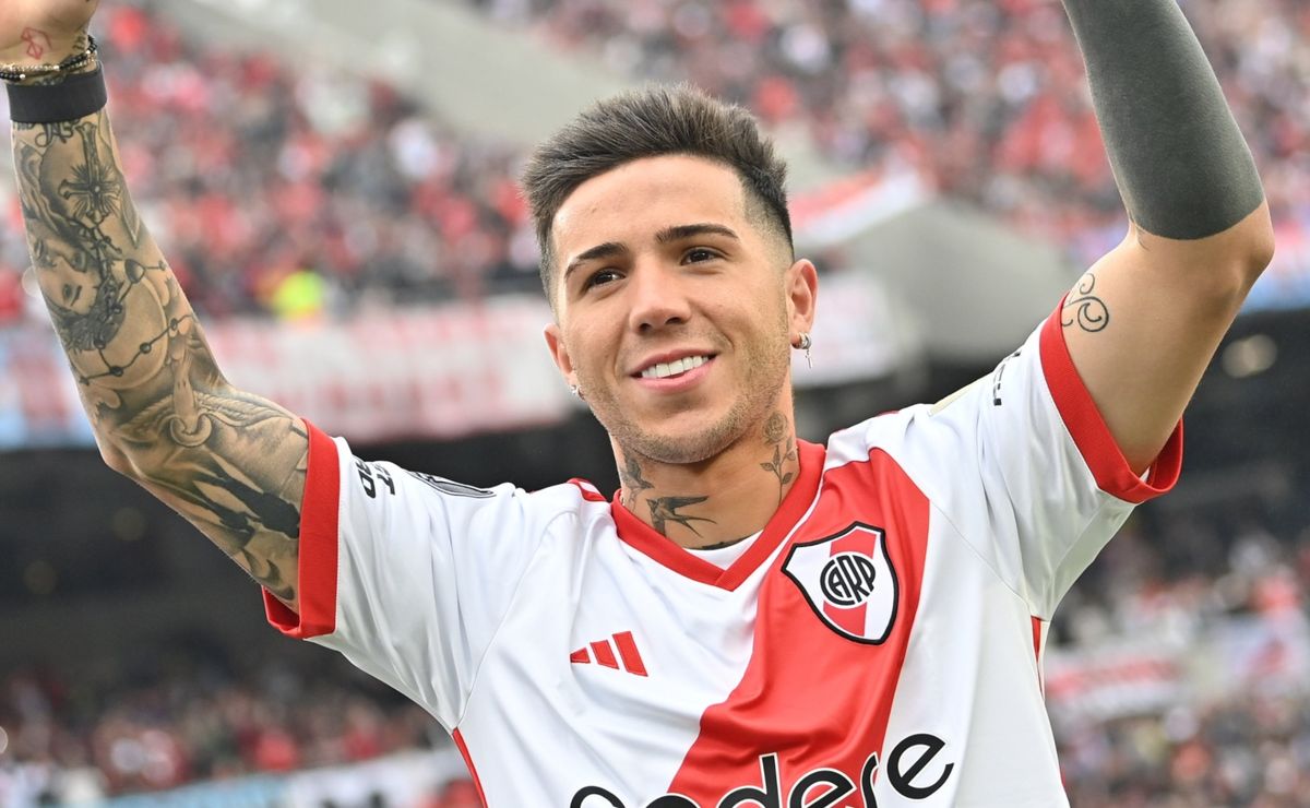 River Plate fans chant Argentina's controversial song against France ...