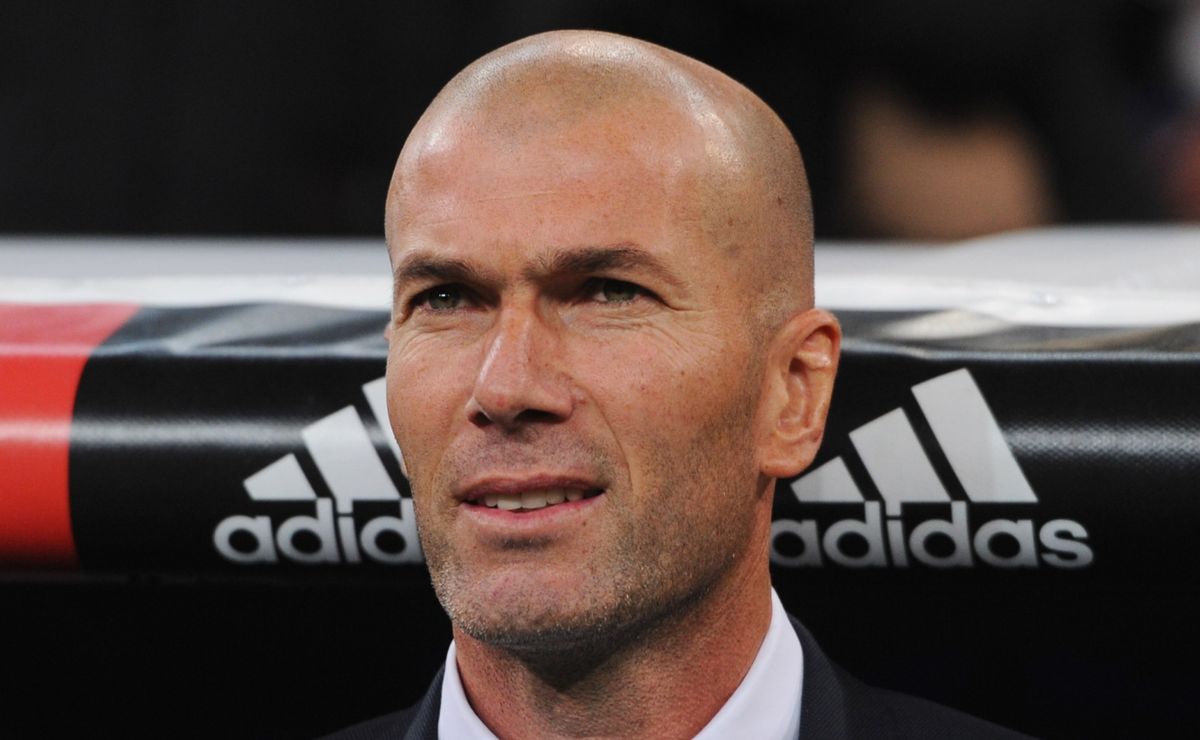 Video: Zinedine Zidane makes spectacular appearance in Paris 2024 ...