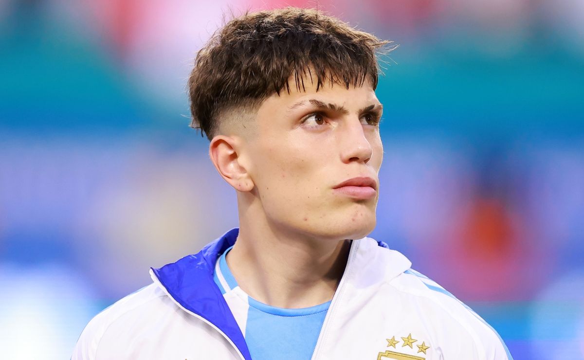 Alejandro Garnacho poses with jersey that might not please Cristiano ...