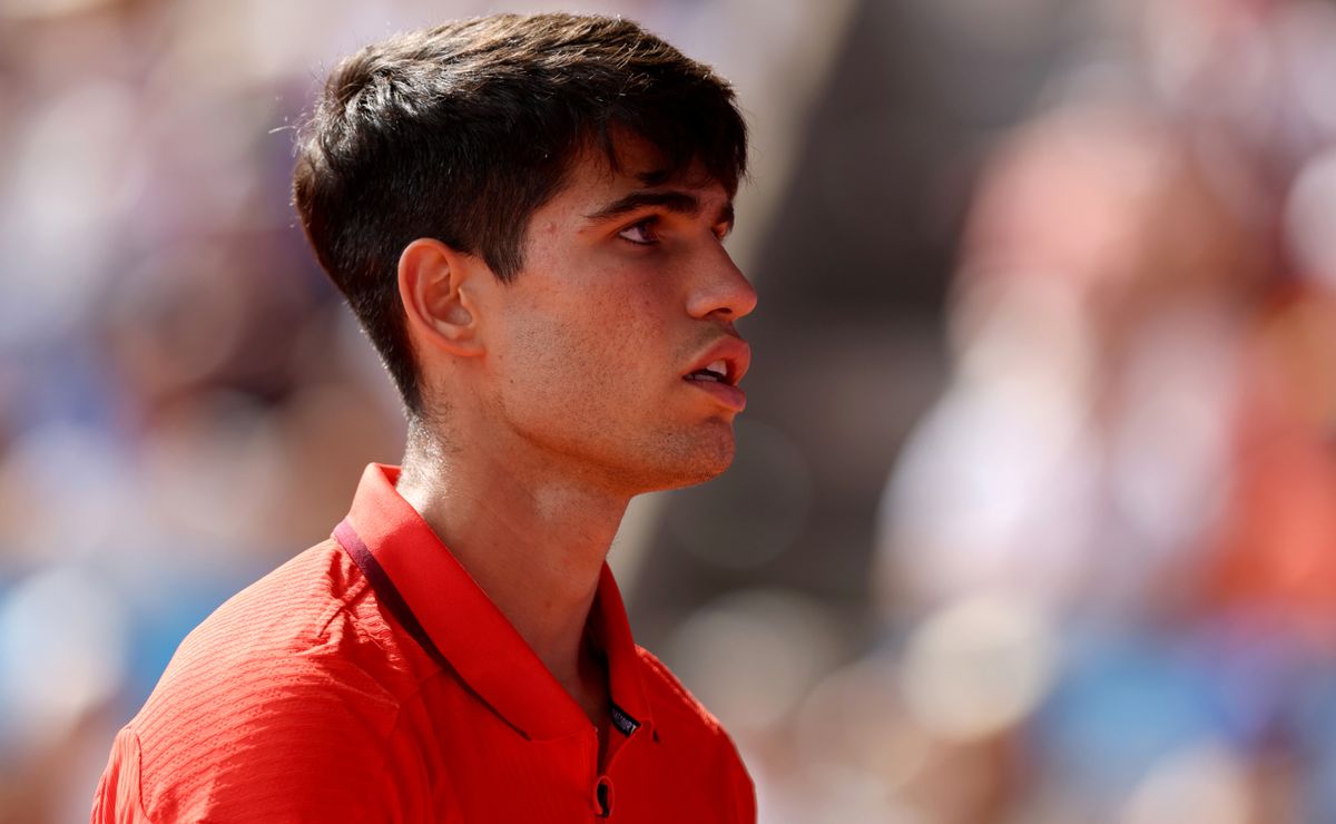 Video: Carlos Alcaraz shows surprising frustration and smashes his ...