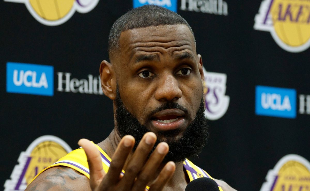 NBA News: LeBron James delivers honest answer on possibility of playing with Stephen Curry again ...