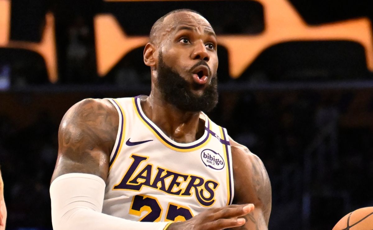 NBA News: Lakers coach JJ Redick reacts to LeBron's 4th quarter performance against the Kings ...