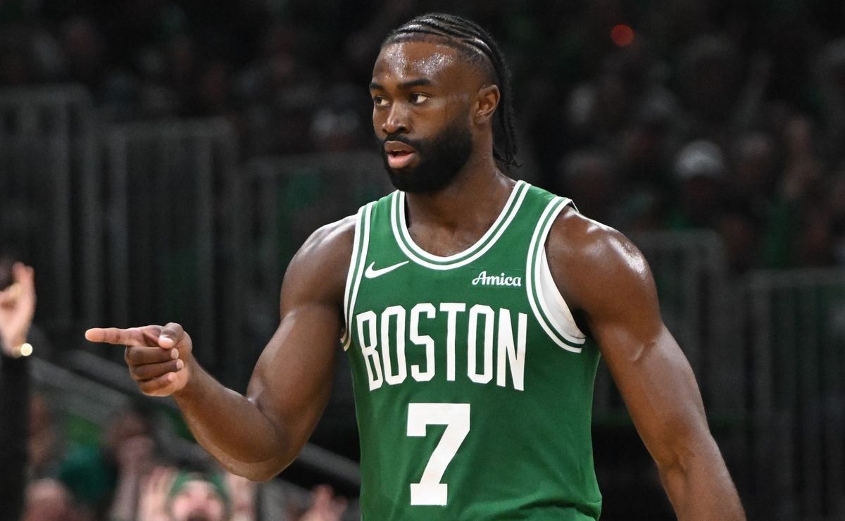 Celtics' Jaylen Brown issues strong message to Williams after foul on Tatum in win over Hornets ...