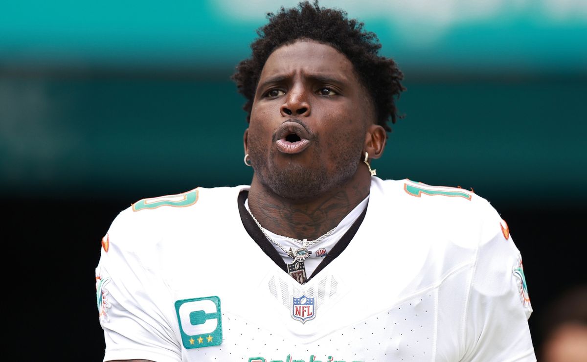 Dolphins HC Mike McDaniel shows optimism about Tyreek Hill's injury and ...