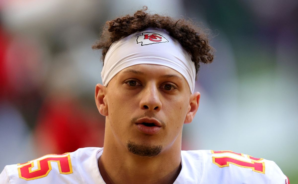 NFL Video: Patrick Mahomes leaves Chiefs game with apparent injury ...
