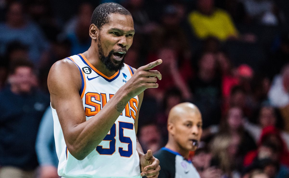 Suns' Kevin Durant reacts with five-word message after Commanders ...